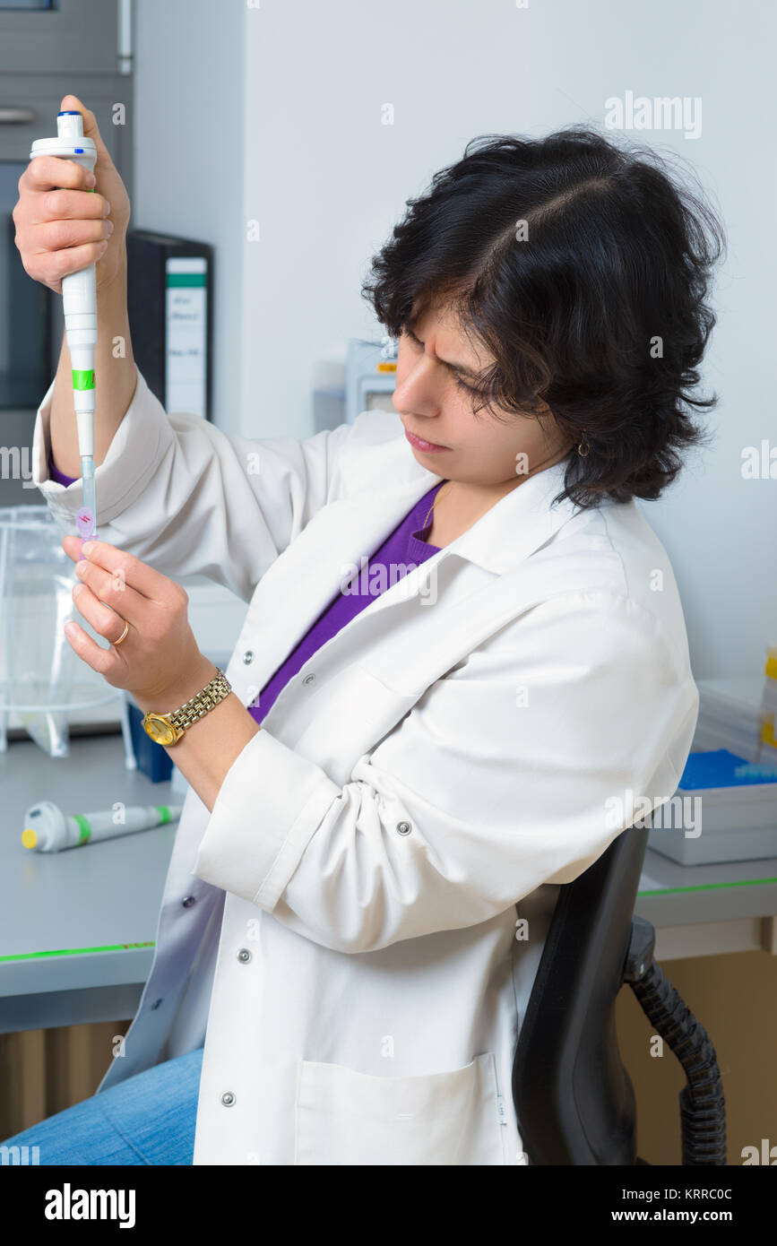 Scientifique principal fonctionne avec une pipette automatique au ...
