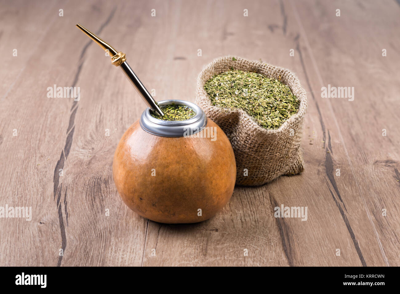 Le yerba maté dans une calebasse traditionnelle gourde et sac d'herbe ...