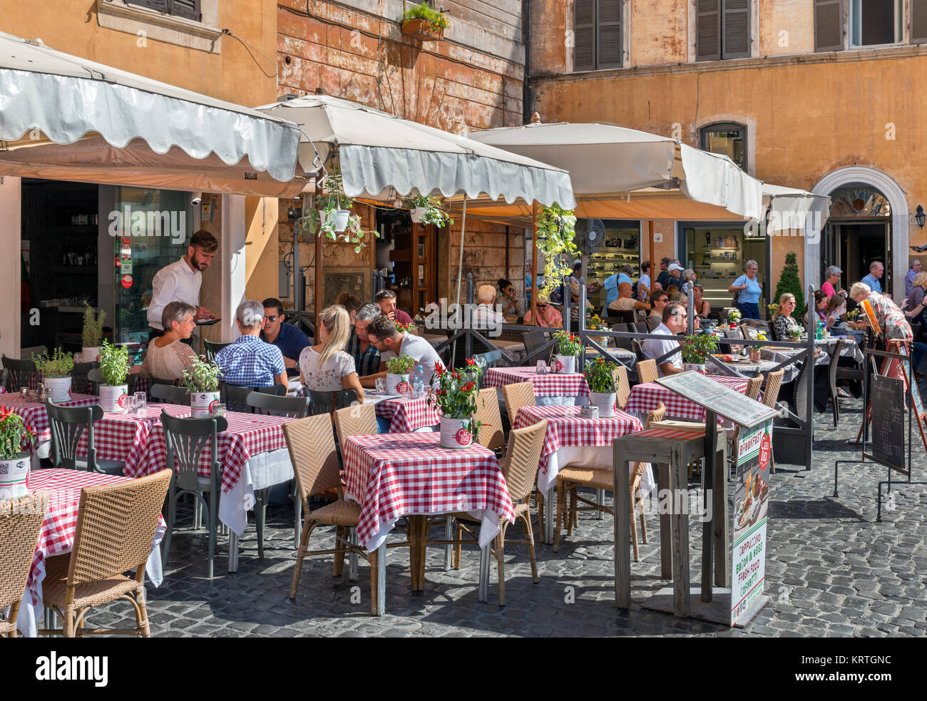Le restaurant-terrasse sur la Piazza della Rotonda dans le centro ...