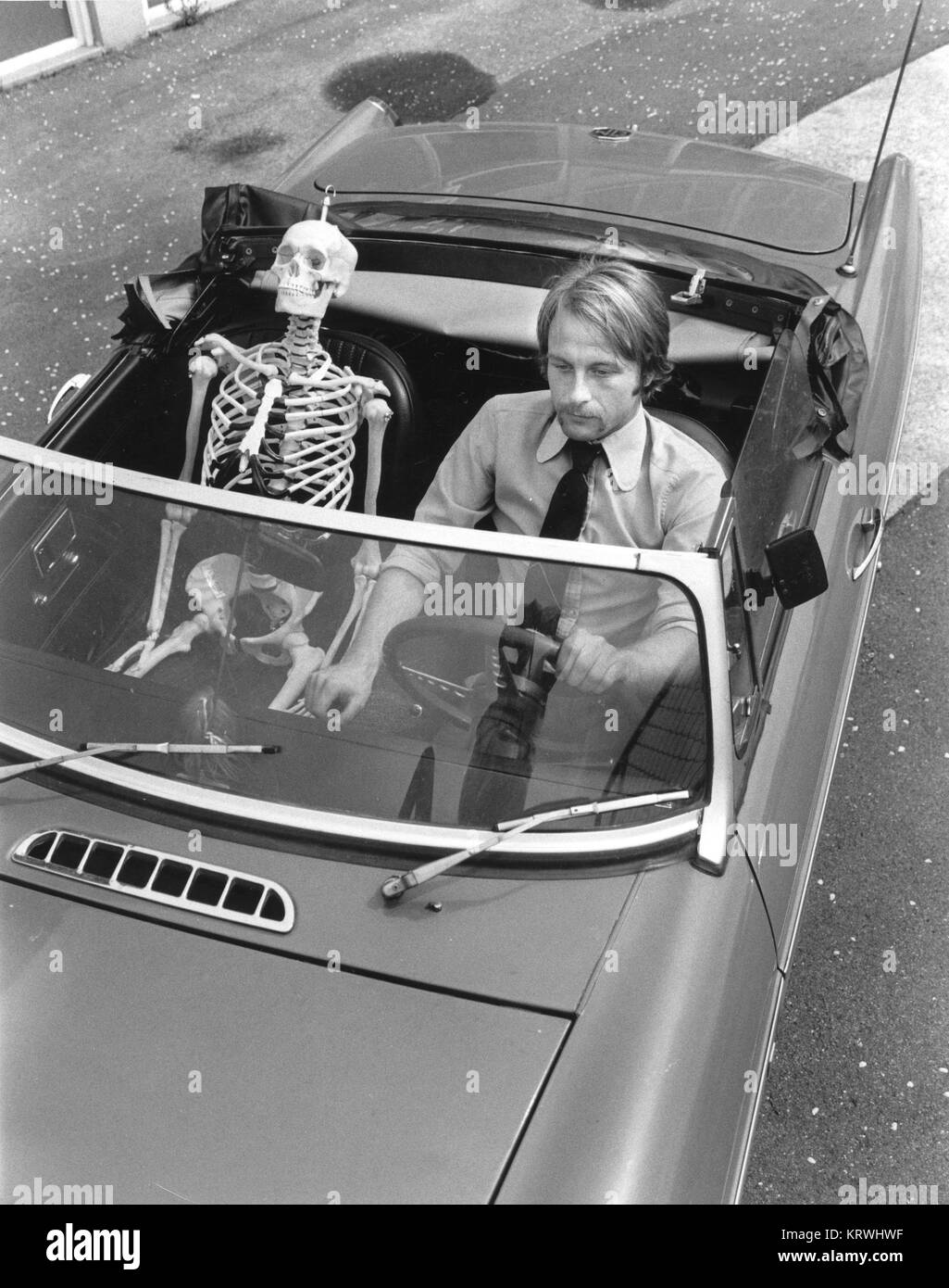 Voiture conduite squelette Banque d'images noir et blanc - Alamy