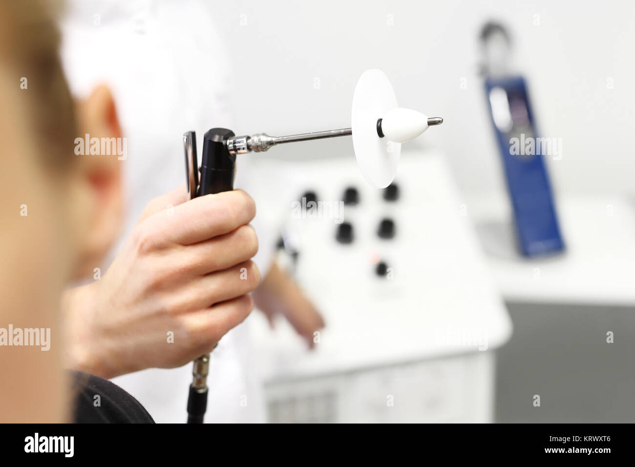 laryngologiste. test auditif. patient chez un spécialiste. test auditif ...