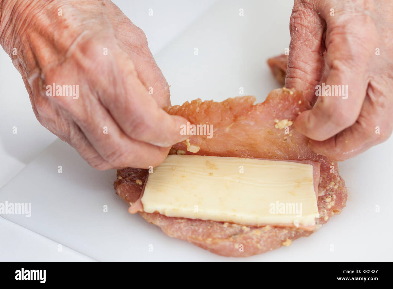 Cordon bleu Préparation : remplir le carré de porc avec fromage et ...
