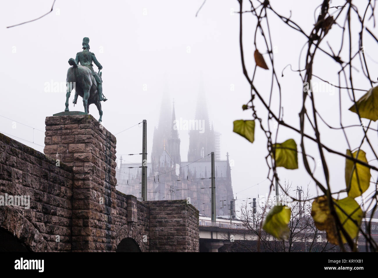 L'Europe, l'Allemagne, Cologne, statue équestre au pont Hohenzollern en ...