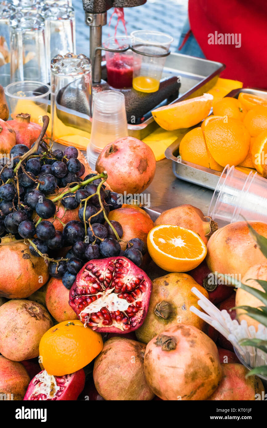 Fruit juice shop in istanbul Banque de photographies et d’images à ...