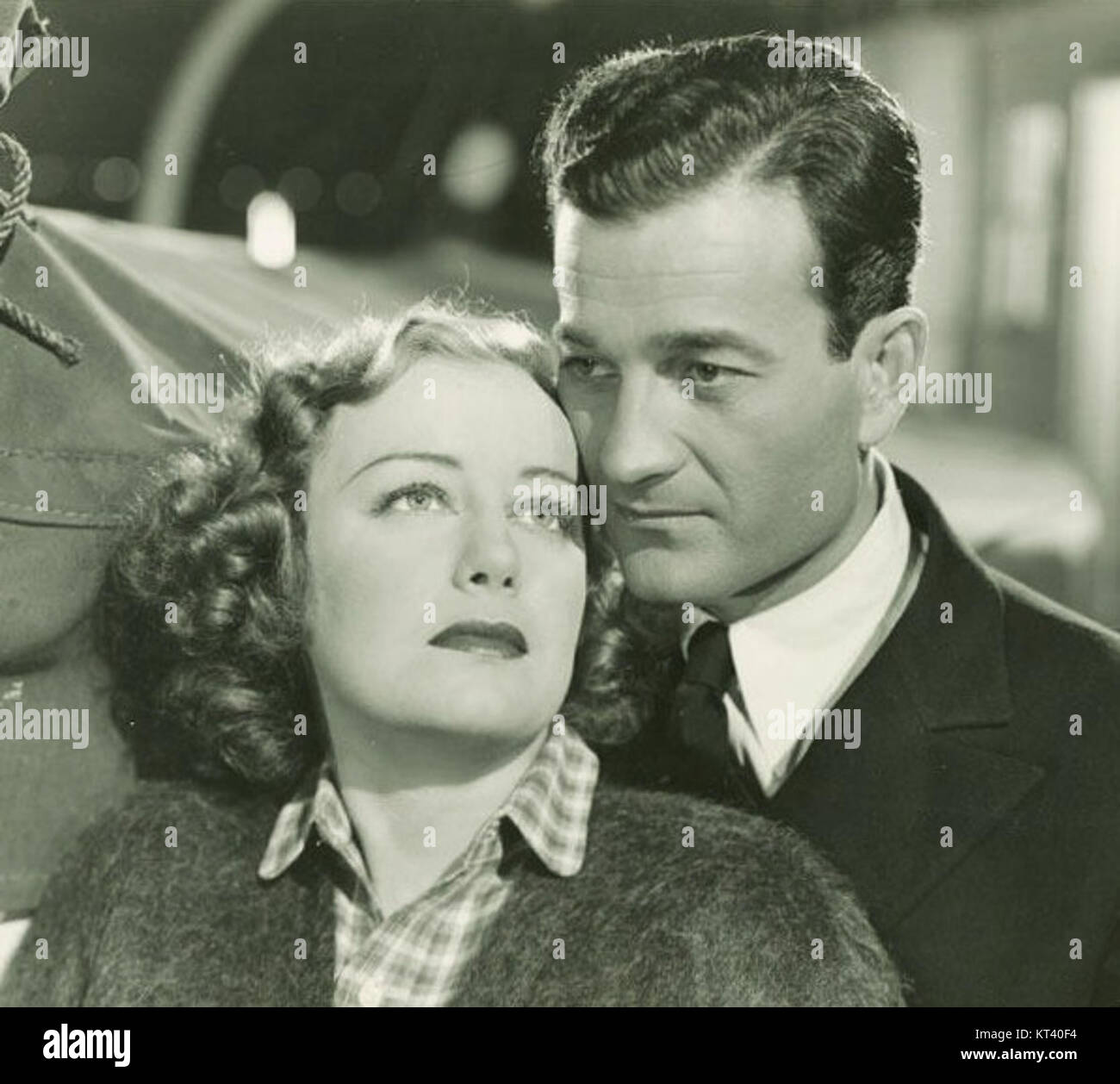 Judith Allen et Milburn Stone sont vus dans une scène du film 'Port of ...