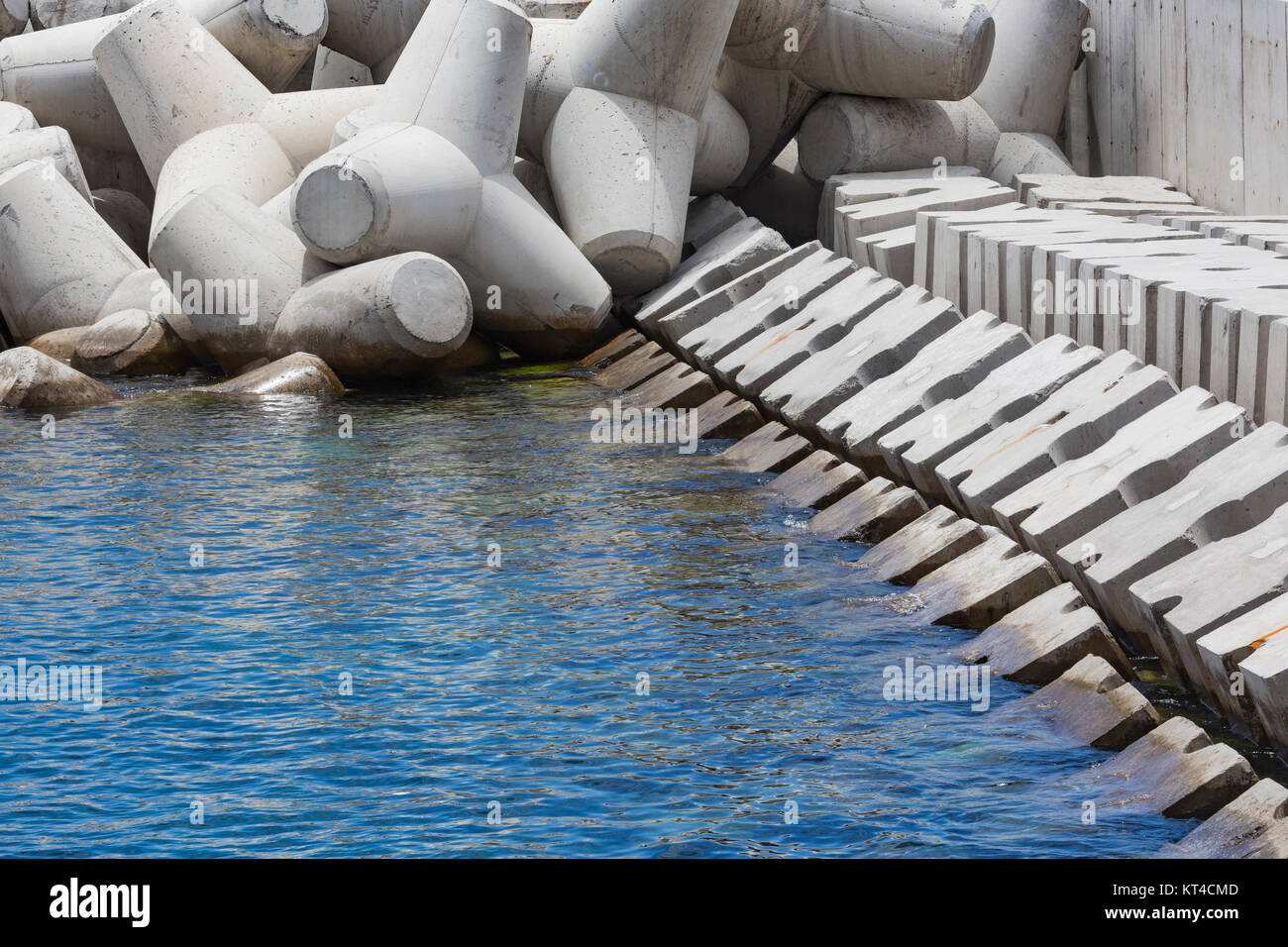 Brise-lames en béton touchés par la vagues de l'Atlantique Photo Stock ...