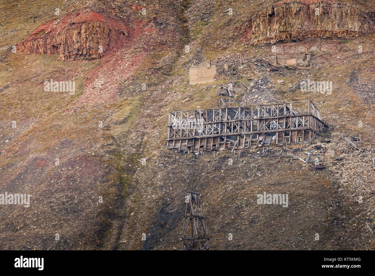 La mine de charbon de bois abandonnés en gare de transport Svalbard ...