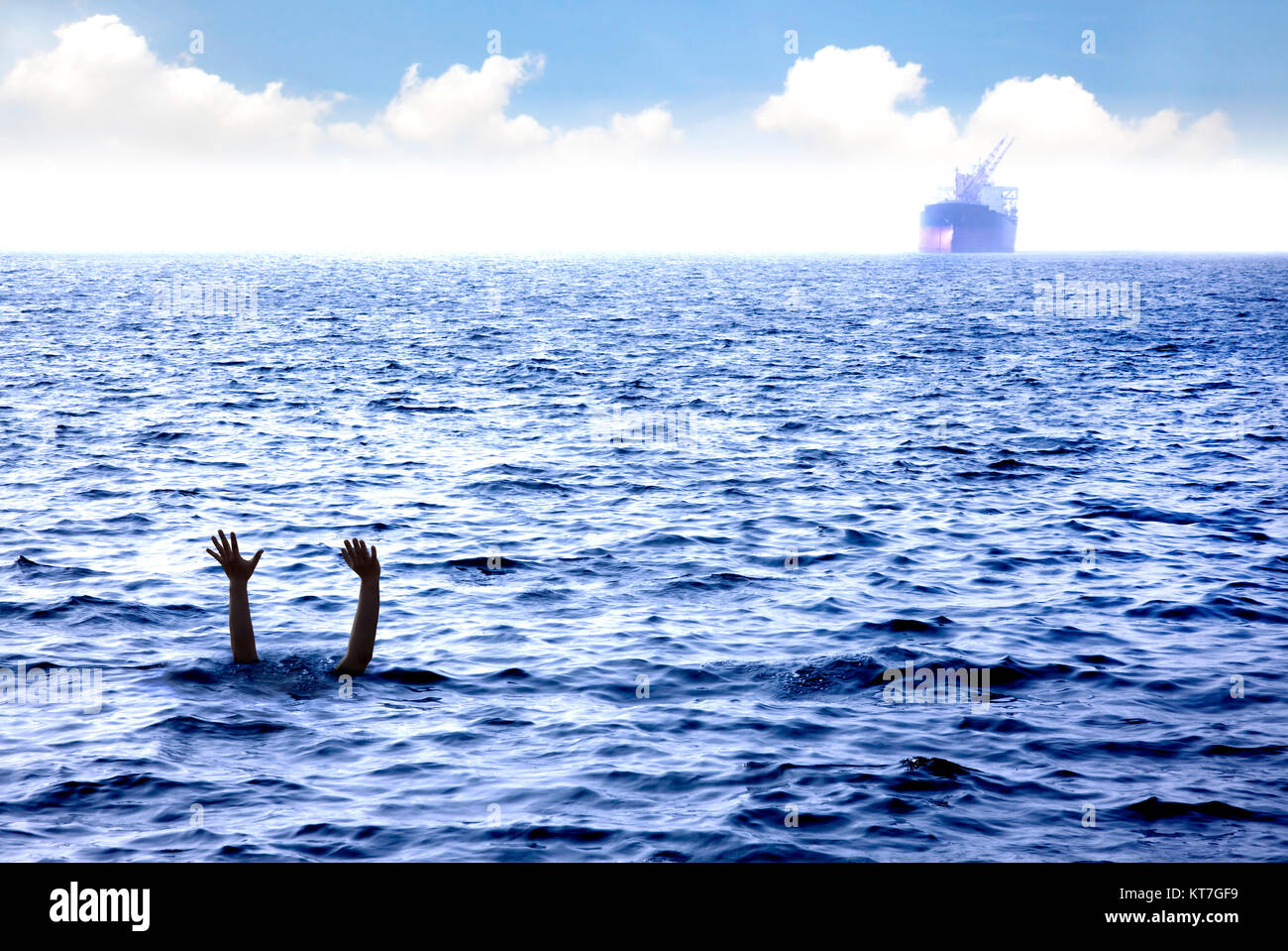L'homme se noyer dans la mer et en agitant la main pour aider Photo ...