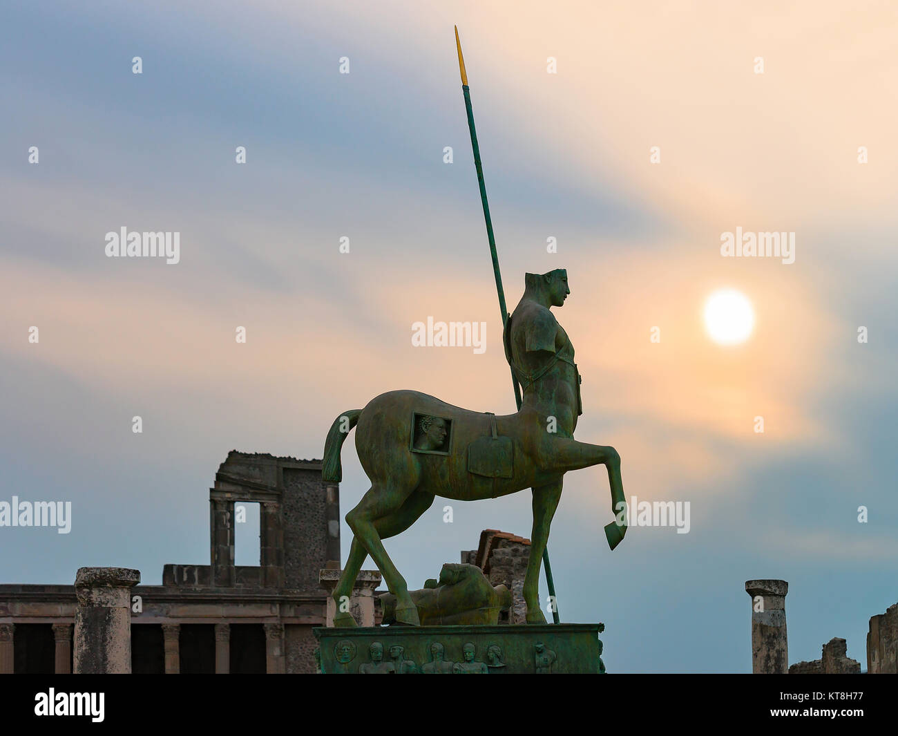 Statue centaure sur carré de ville antique Pompéi au coucher du soleil ...