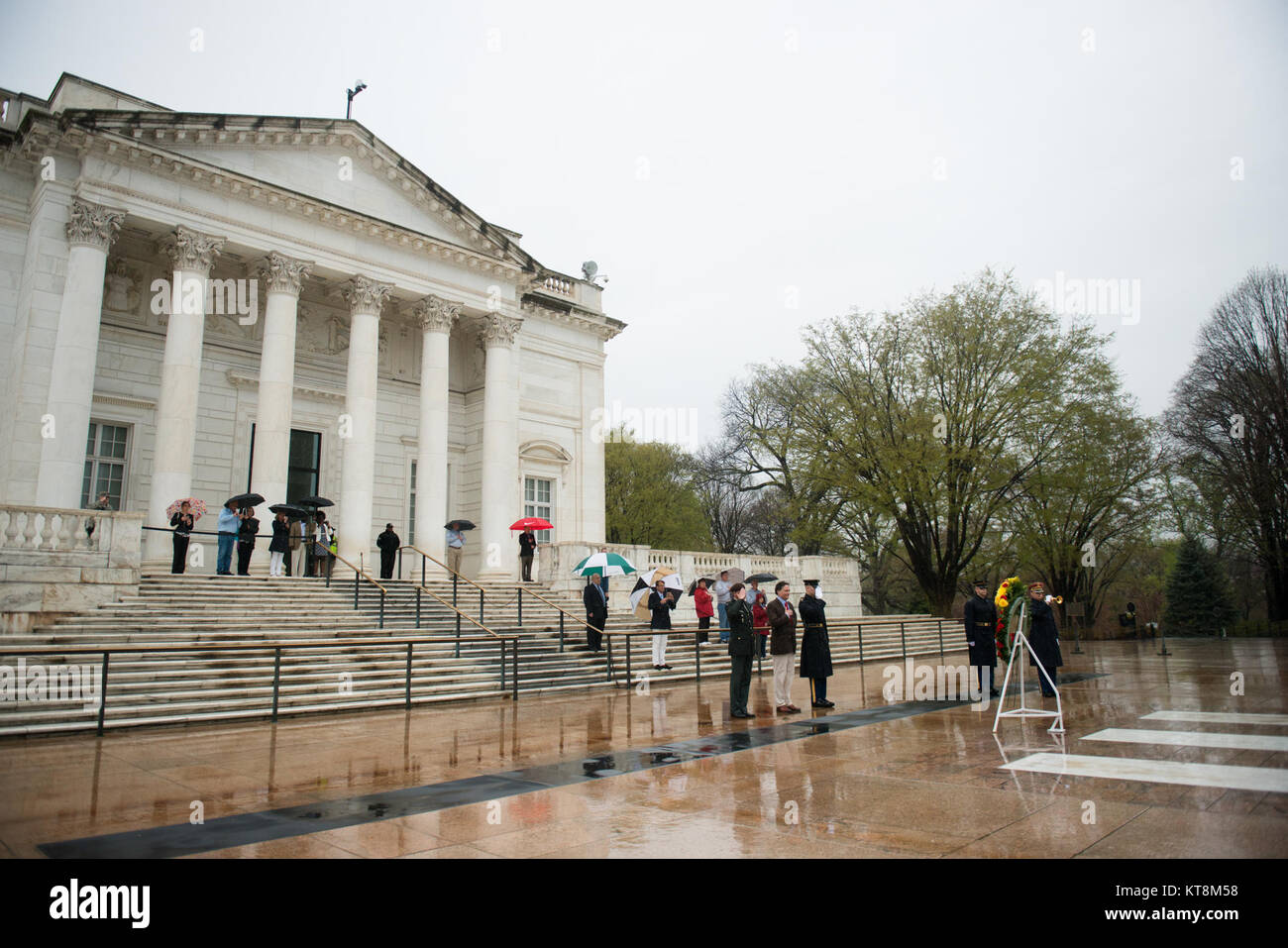 À partir de la gauche, le colonel de l'armée belge Roger Housen et duc ...