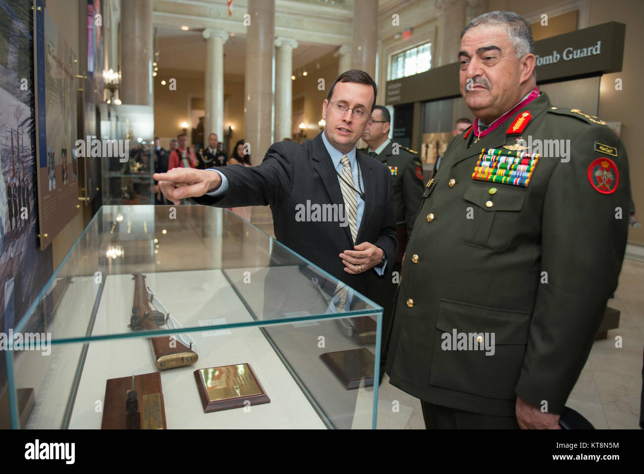 Tim Franklin, historien, le Cimetière National d'Arlington, dirige le ...