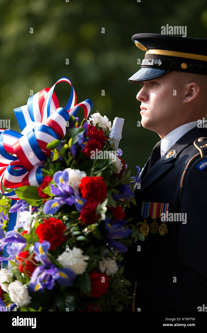 Le général Bradley A. Becker, gauche, commandant général de la Force ...