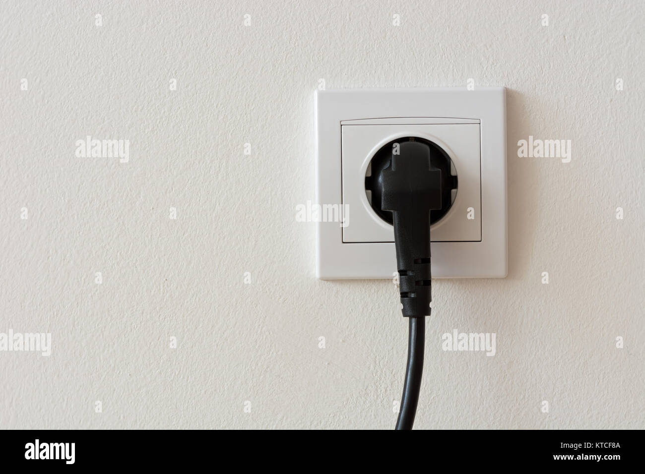 La photo en gros plan d'une fiche d'alimentation 220 volts noir branché ...