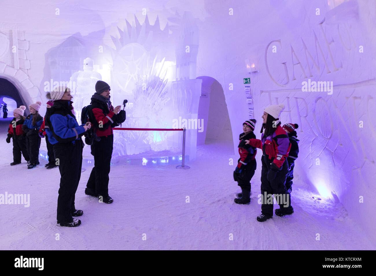 Les touristes à la Game of thrones sculptures de glace chambre dans le ...
