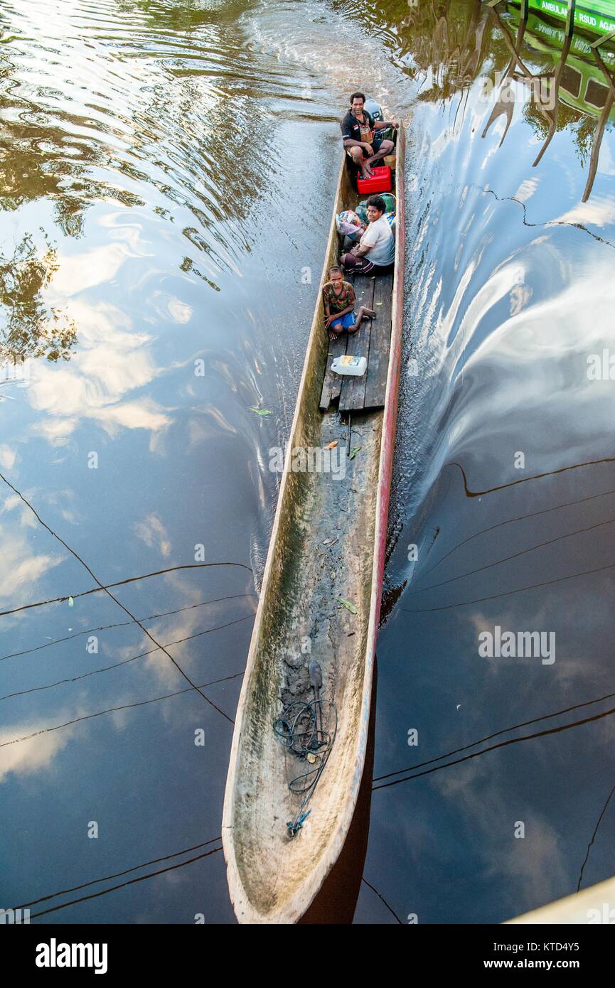 Pirogue traditionnelle Banque de photographies et d’images à haute ...