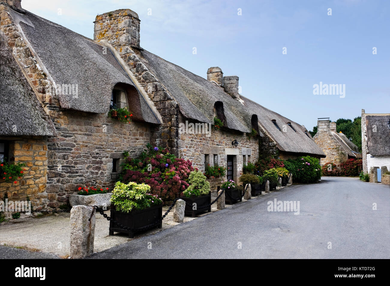 Maison bretonne au toit de chaume Banque de photographies et d’images à ...