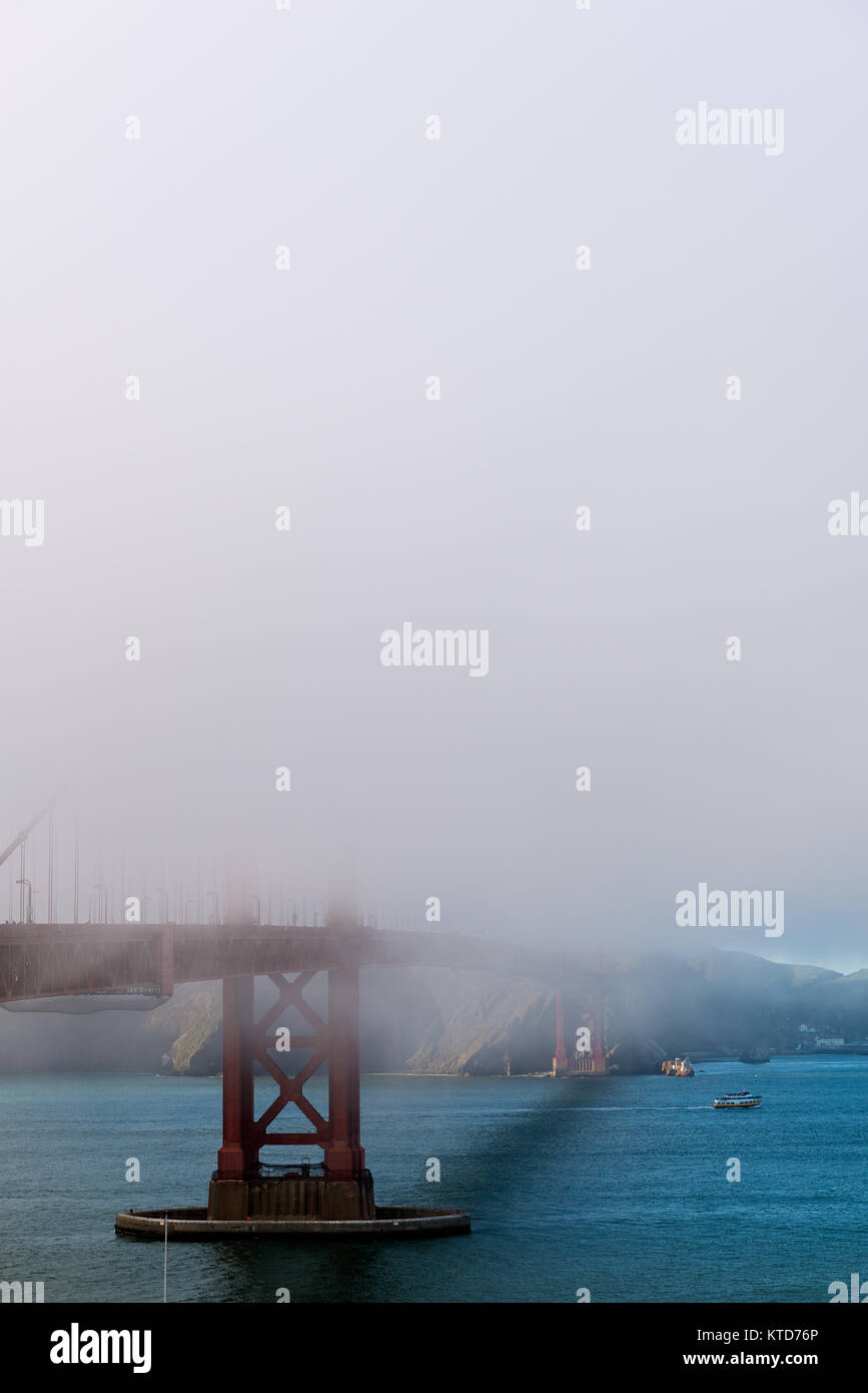 Les phases de la Golden Gate Bridge à San Francisco est couverte de ...