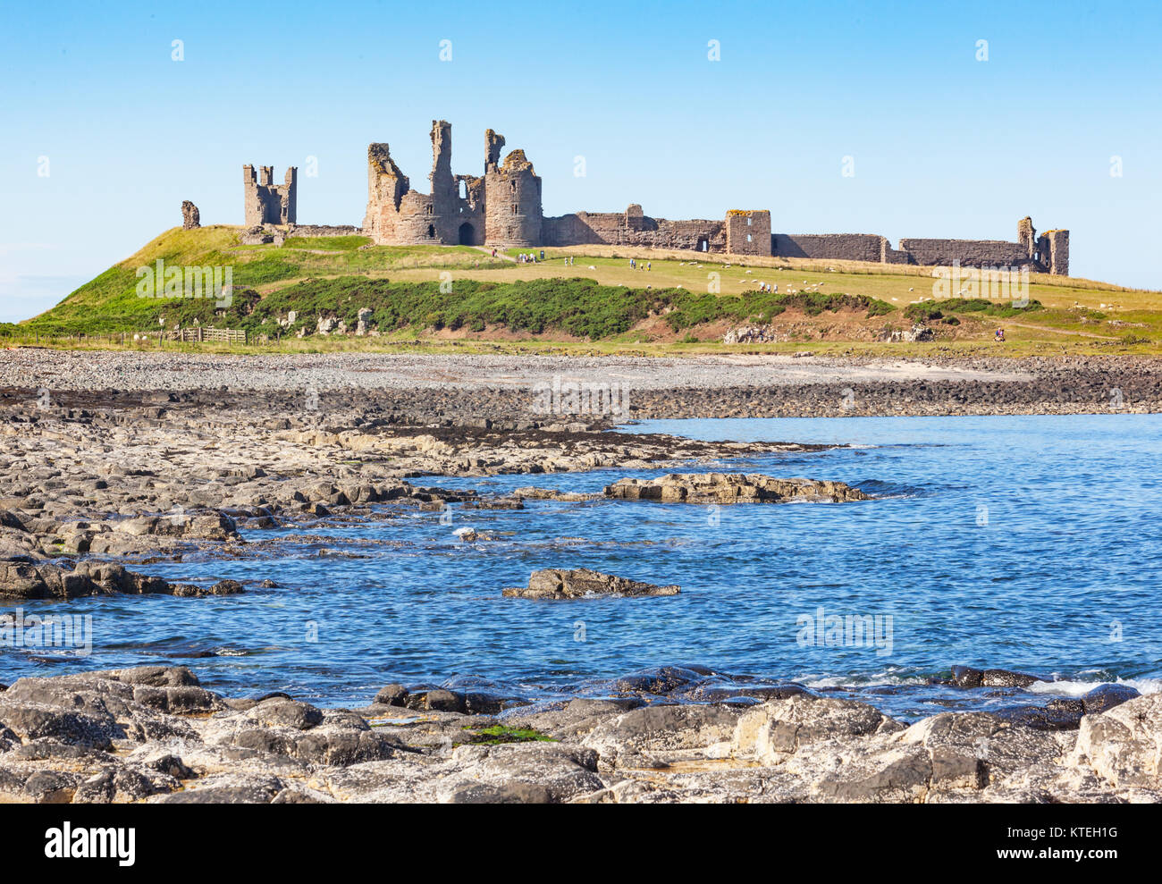 Dunstanburgh castle Banque de photographies et d’images à haute ...