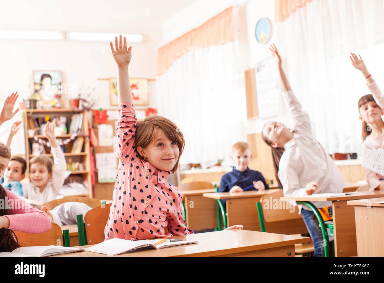 Élèves de la classe de lever la main. Les élèves veulent obtenir de ...