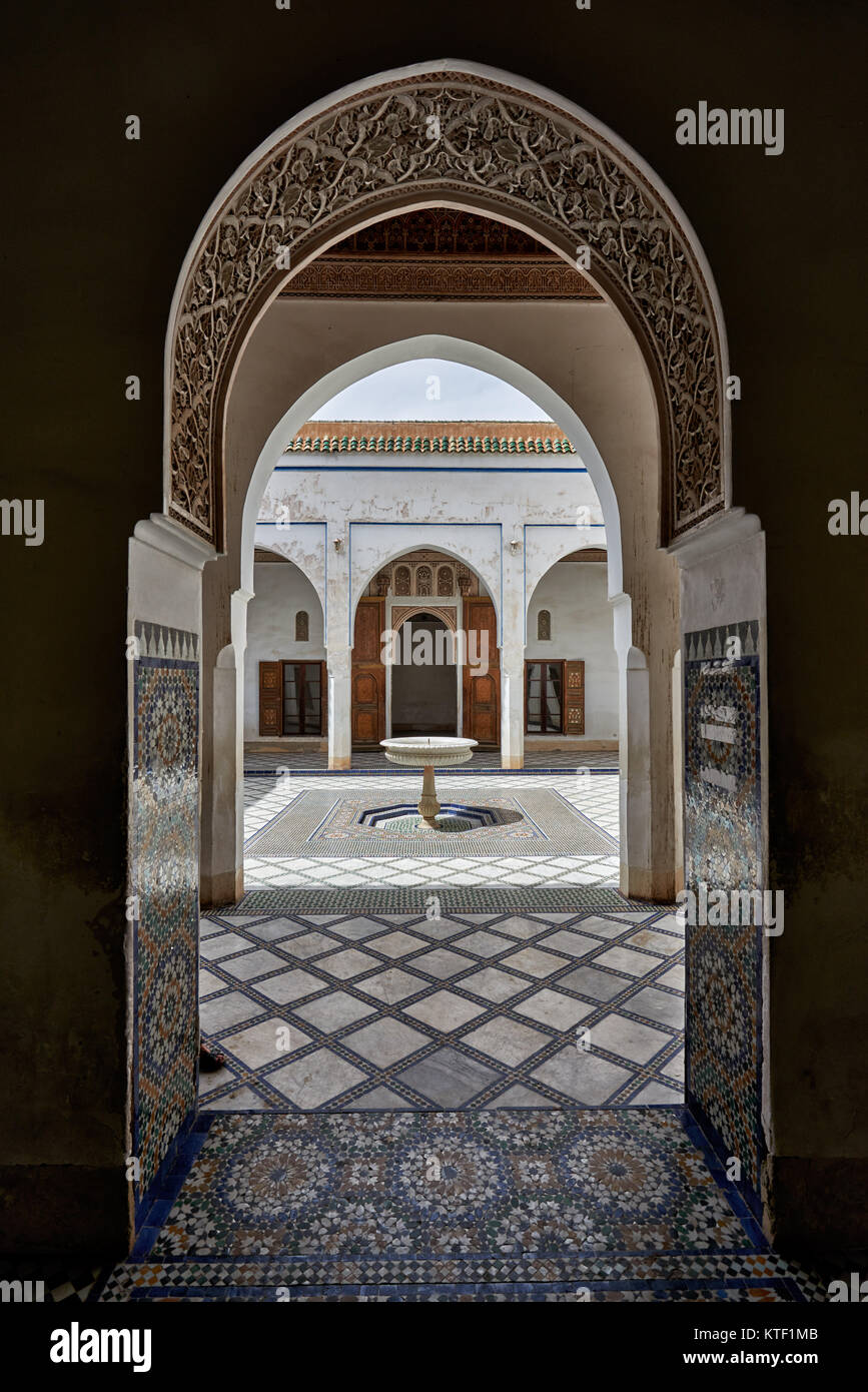 Cour intérieure décorée dans un style mauresque du Palais Bahia ...