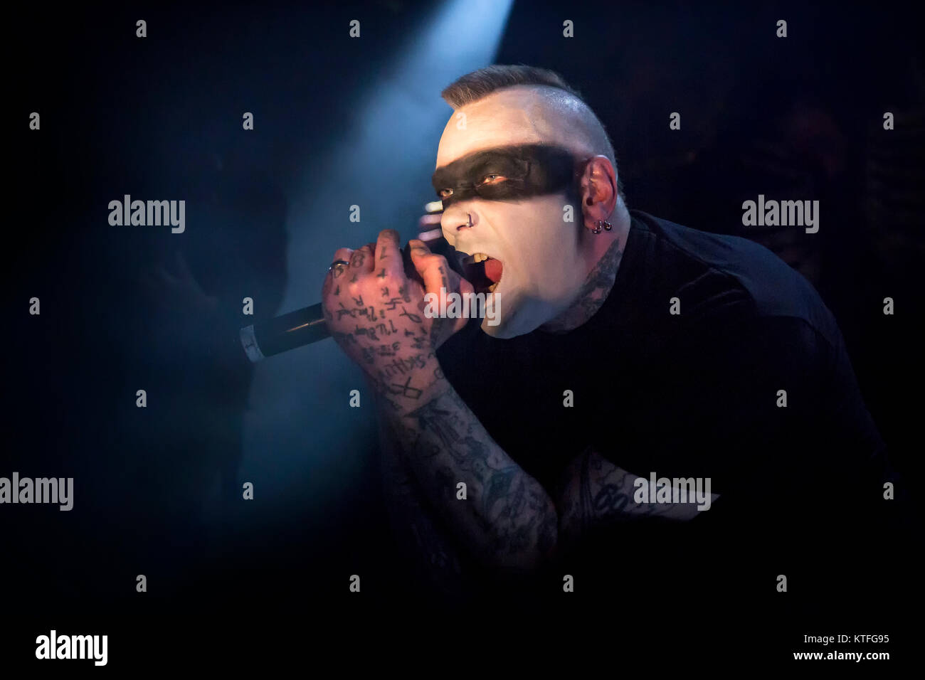 Maniac singer Banque de photographies et d’images à haute résolution ...