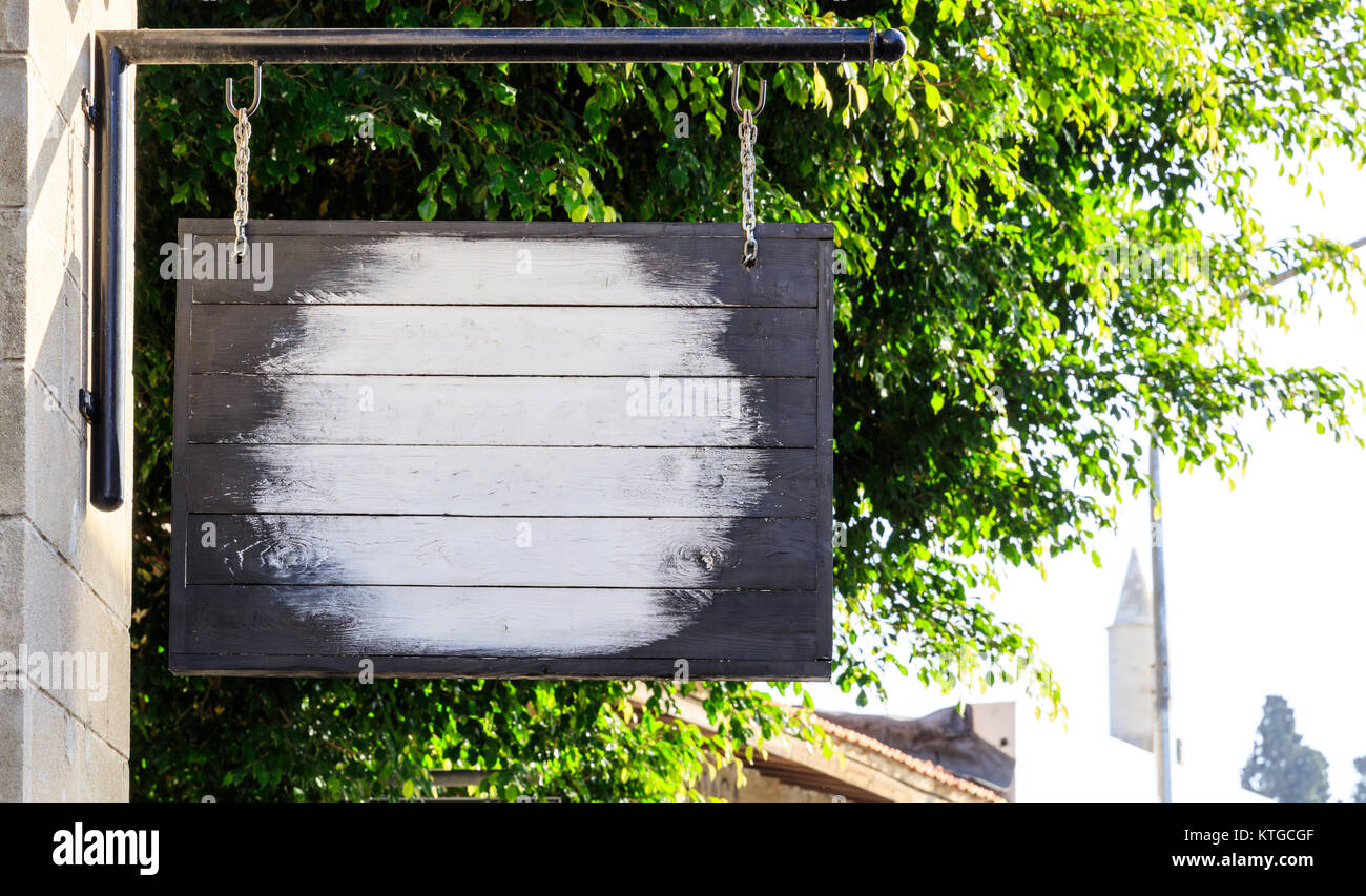 Metal signboard hanging on chains Banque de photographies et d’images à ...