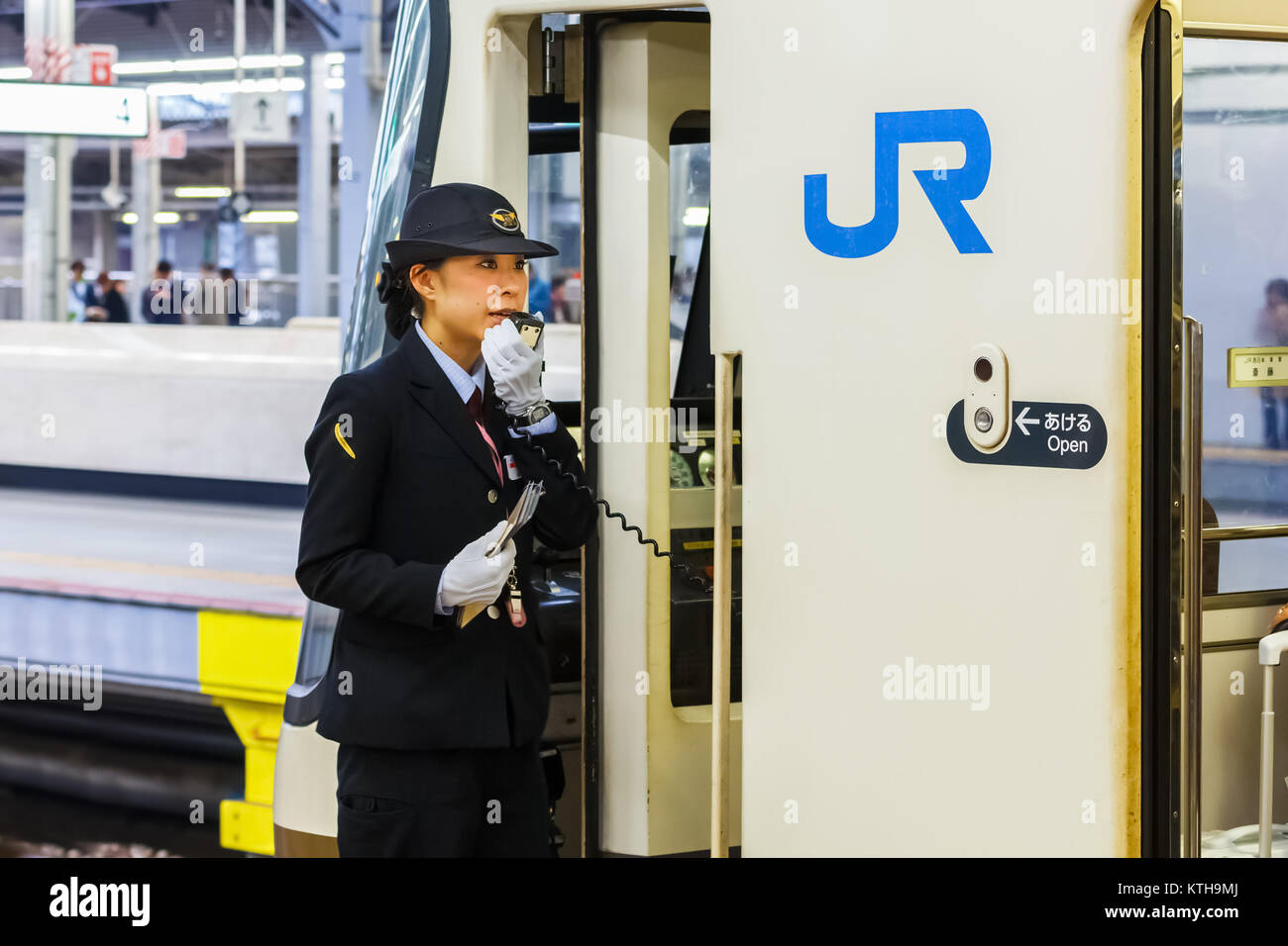 Uniform female train conductor Banque de photographies et d’images à ...