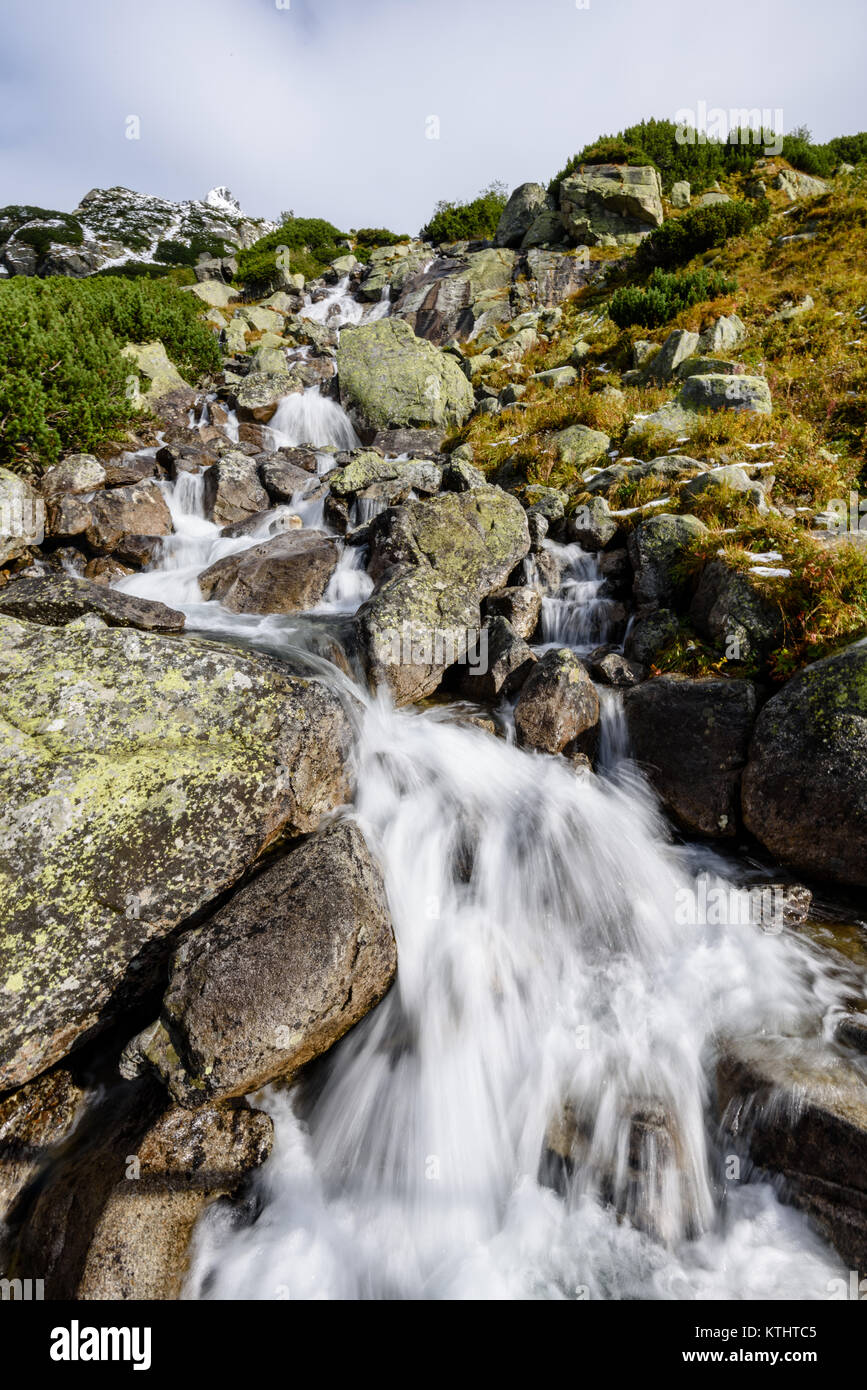 Grande Cascade de ravin en automne, d'une exposition longue, en rivière de montagne avec des ...