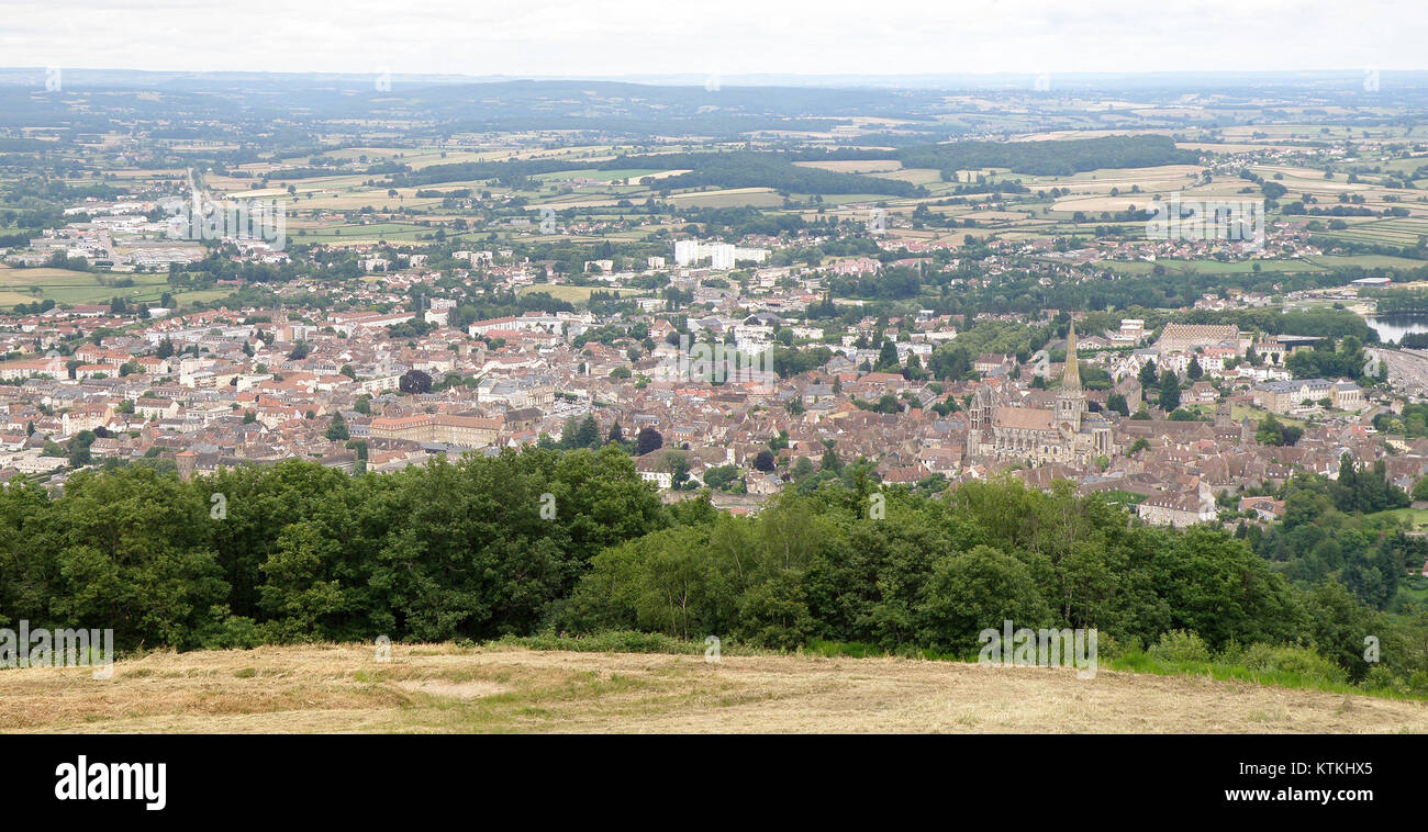 Autun, ville de France, offre une vue panoramique sur son architecture ...