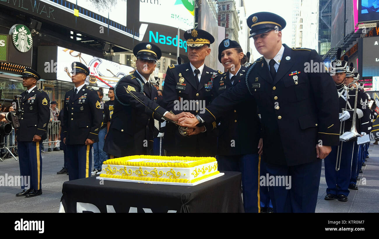 La Garde Nationale de New York Le Sgt. Alexis Caceres ( à gauche) et de ...