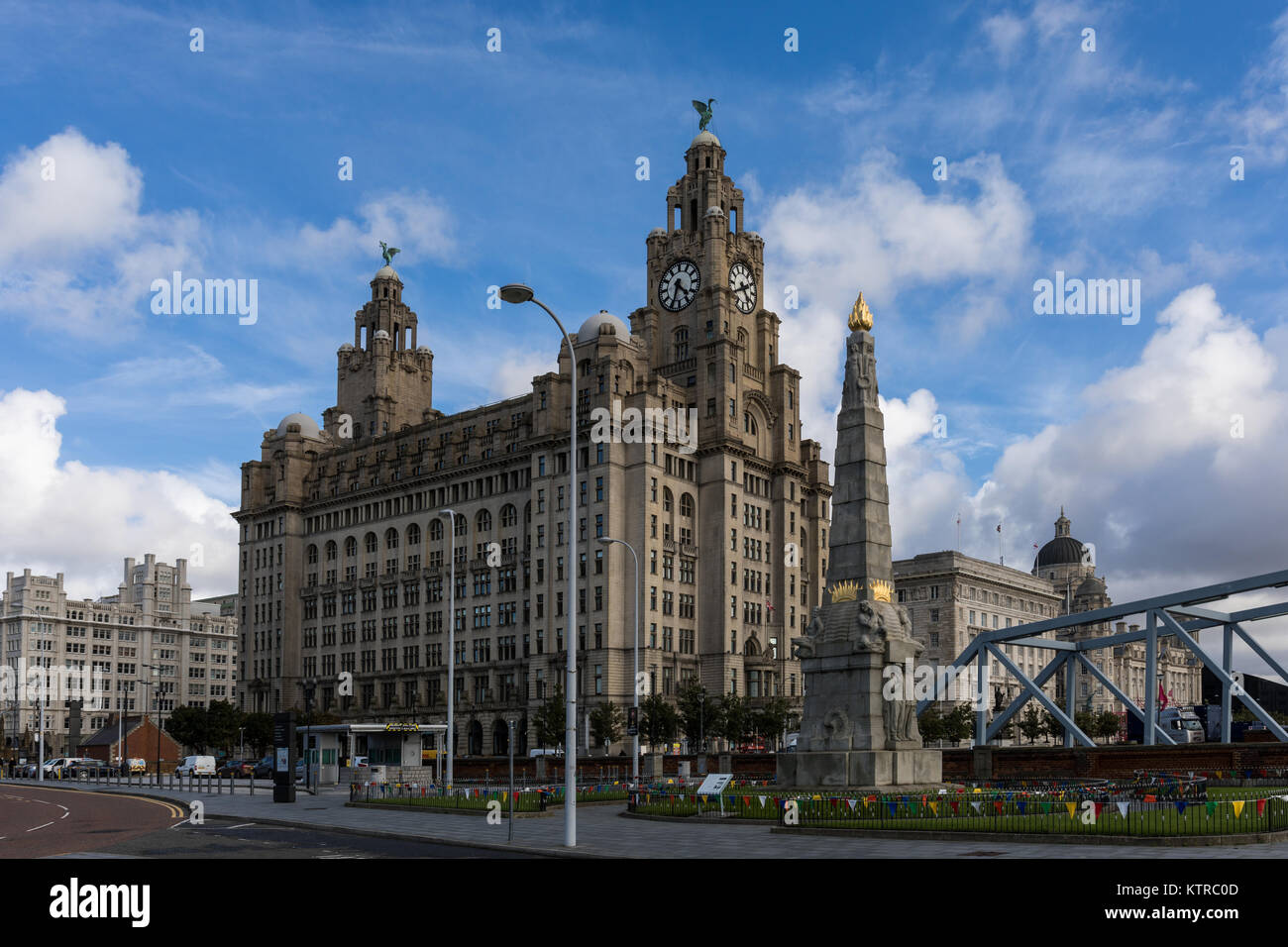 Royal Liver Building et le monument aux héros de la salle des machines ...