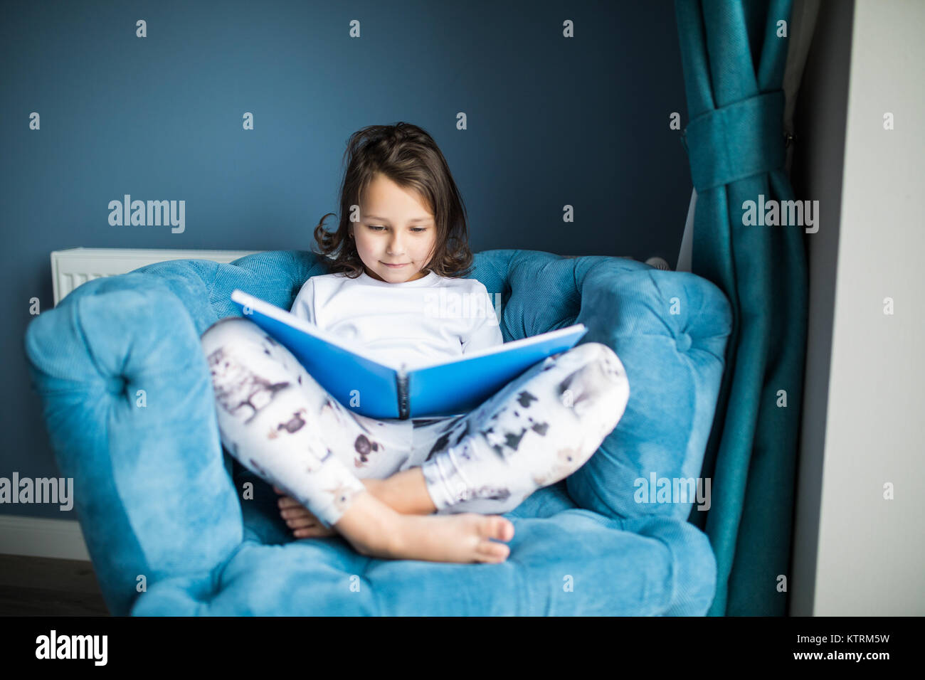 Livre De Lecture Fille Enfant Lit Banque d'image et photos - Alamy