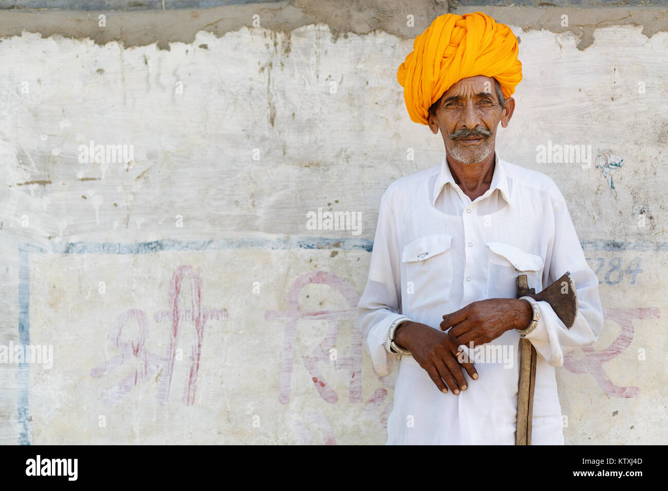 Vieil indien homme en blanc tenue le port du turban orange, debout ...