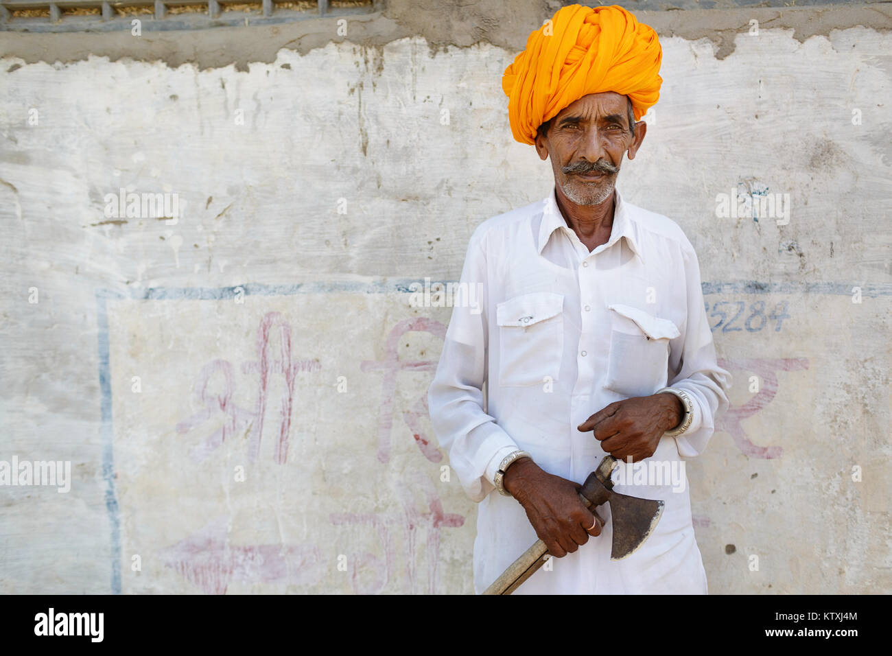 Vieil indien homme en blanc tenue le port du turban orange, debout ...
