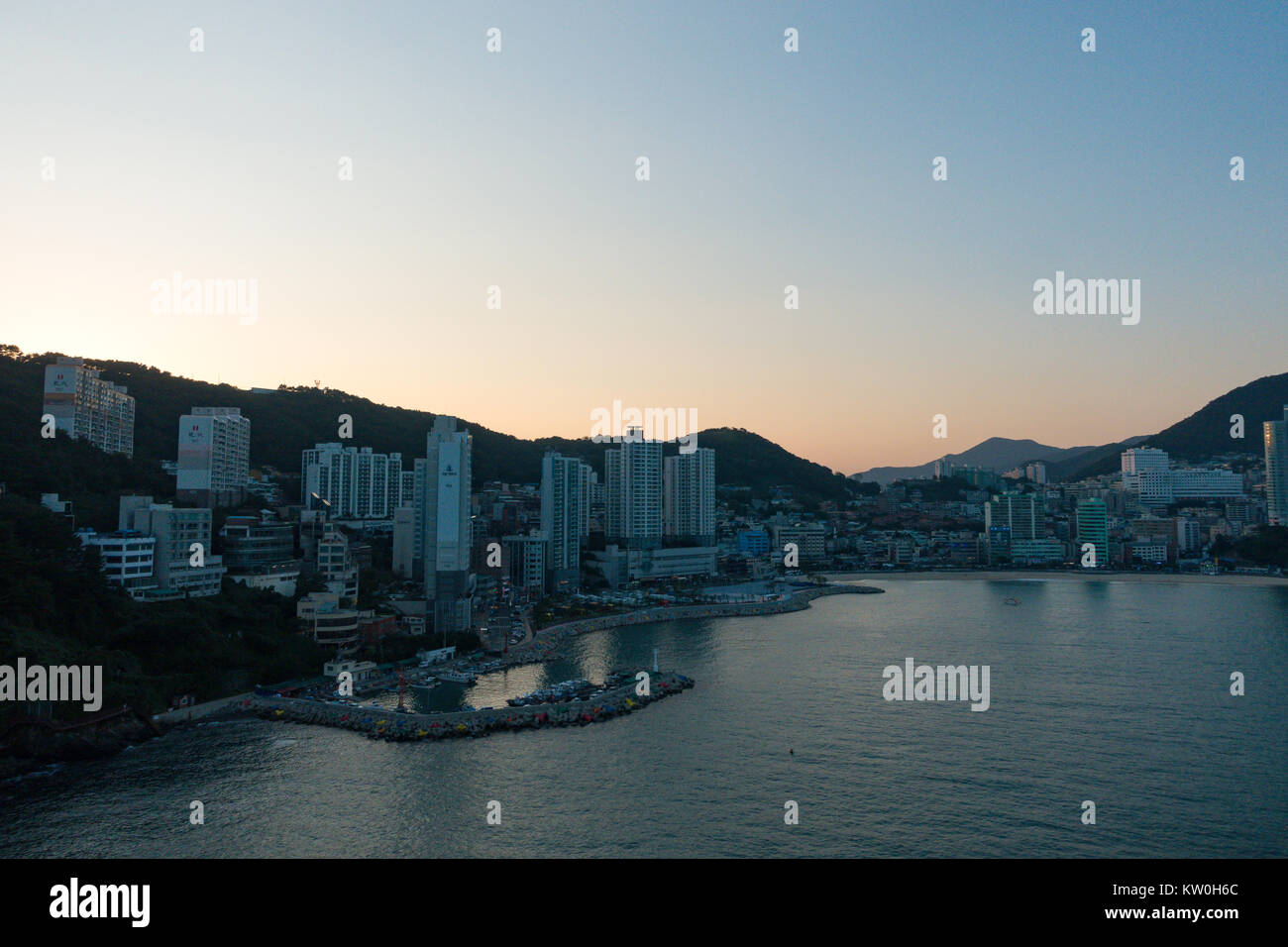 Vue aérienne de Songdo beach et Busan city de coucher du soleil à ...