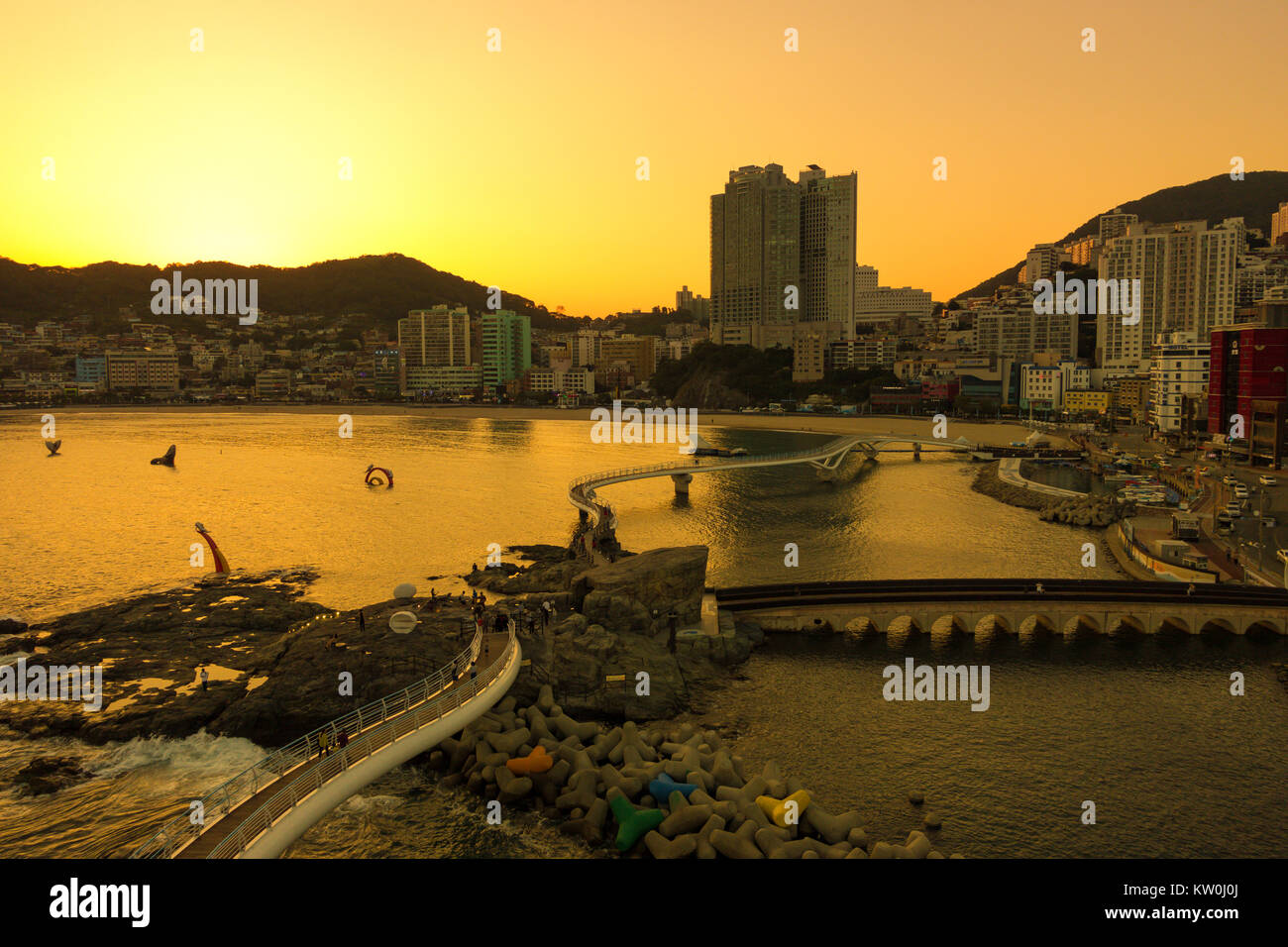 Vue aérienne de Songdo beach et Busan city de coucher du soleil à ...