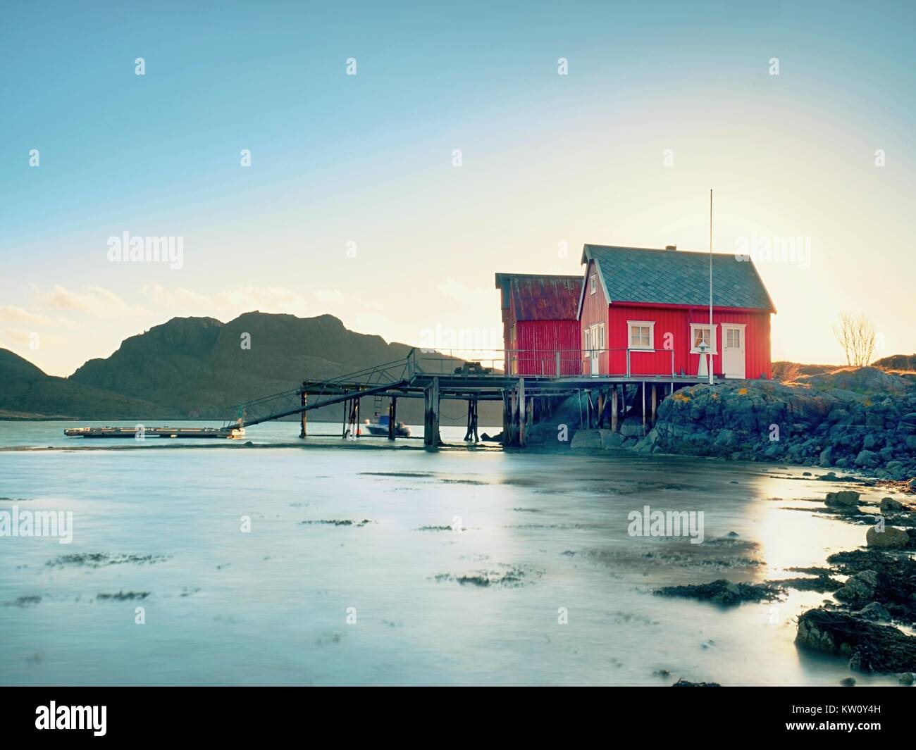 Paysage de la côte norvégienne avec un typique maison rouge. Maison ...