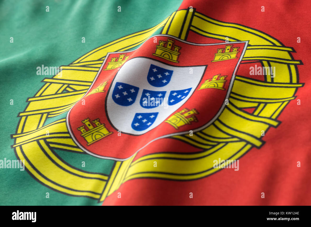 Un drapeau portugais est, semble-t-il forme dans le vent. Les armoiries ...