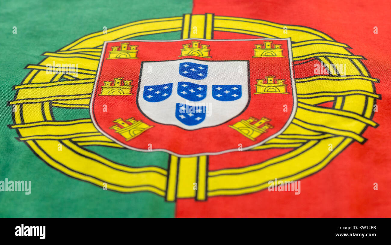 Un drapeau portugais est illustrée comme il se pose sur une surface ...