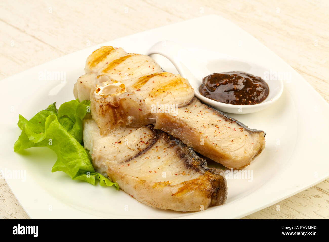 Steak de Requin grillé avec sauce au poivre et les feuilles de salade ...