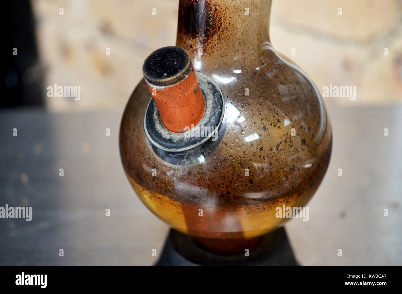 Fumer des drogues bong Photo Stock - Alamy