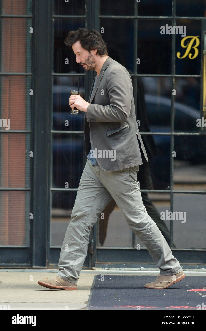 Keanu reeves sips an iced coffee in downtown manhattan Banque de ...