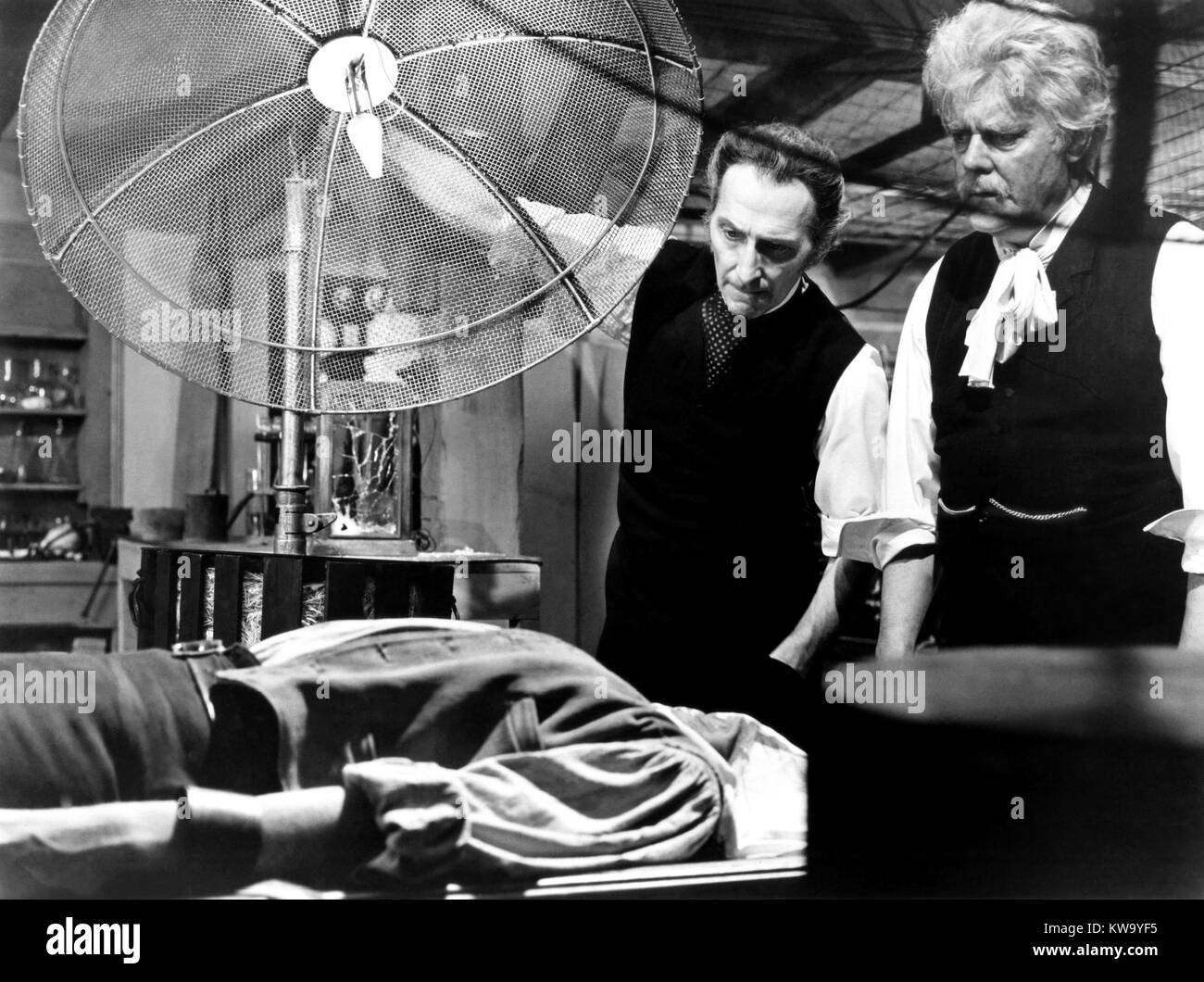 FRANKENSTEIN créa la femme, de gauche, Peter Cushing, Thorley Walters ...