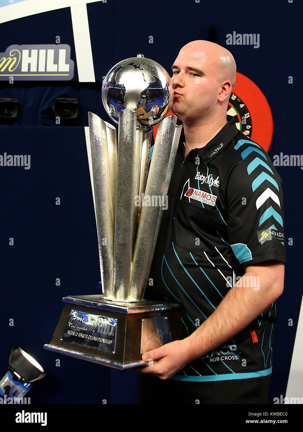 Rob Cross célèbre avec le trophée après avoir remporté le dernier jour ...