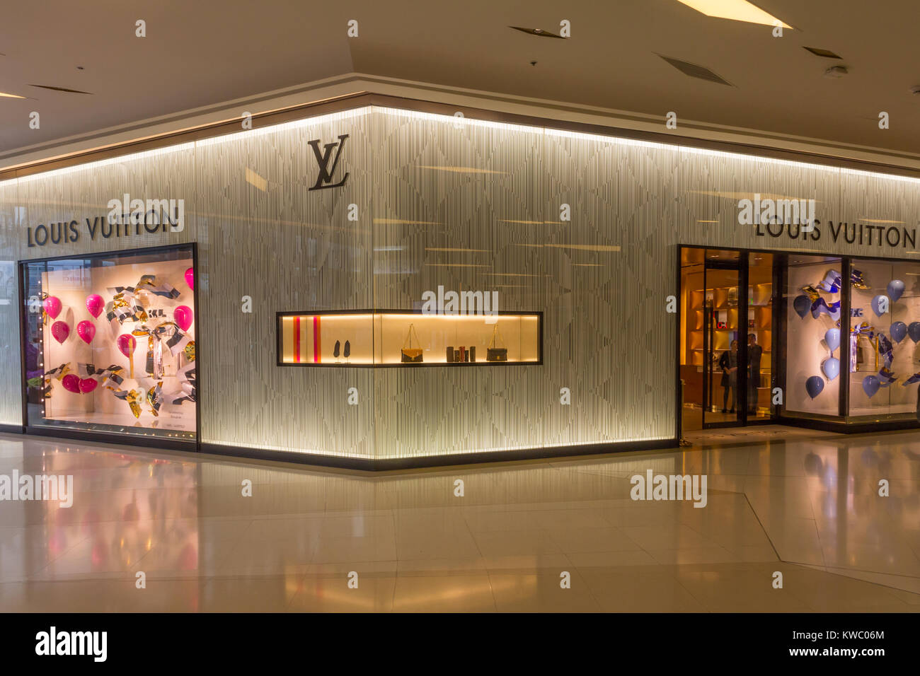 Intérieur de magasin louis vuitton Banque de photographies et d’images ...