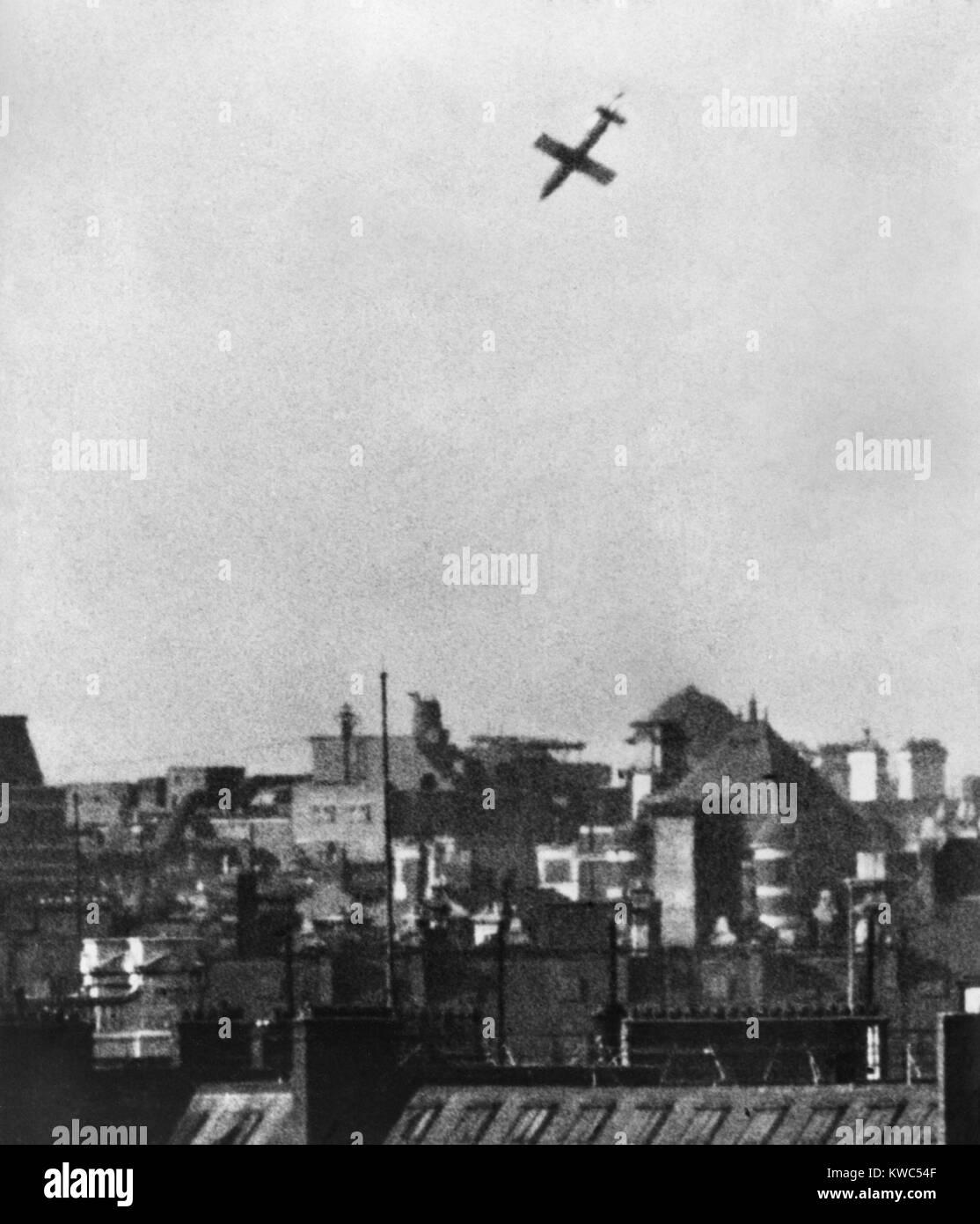 Robot allemand avion, V-1 Buzz bomb gouttes sur une ville dans le sud ...