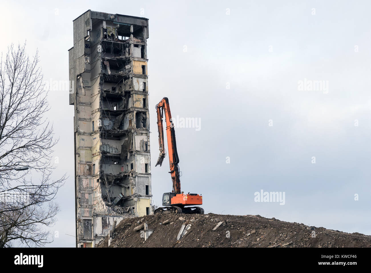 Démolition de bâtiment avec pelle hydraulique Photo Stock - Alamy