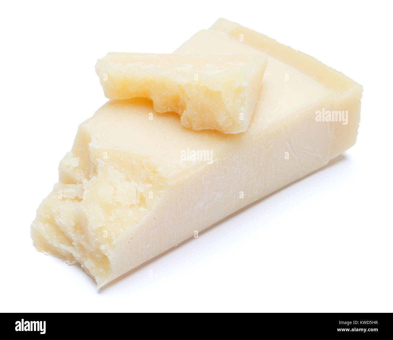 Morceaux de fromage Parmesan sur fond blanc Photo Stock - Alamy