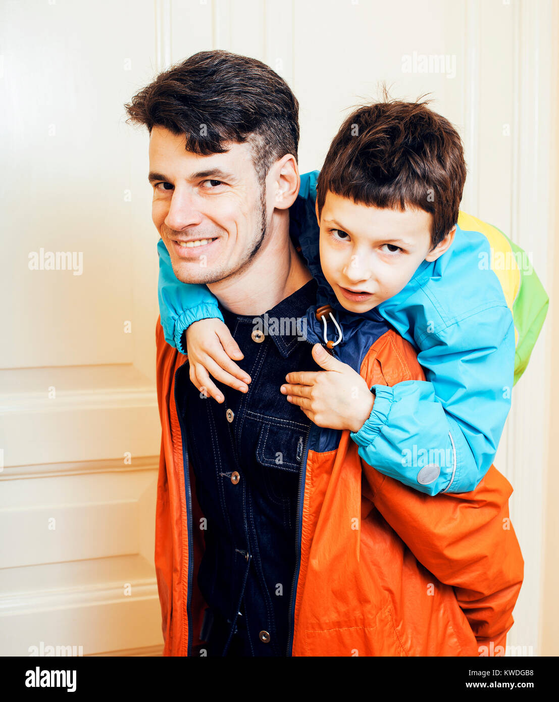 Beau jeune père avec son fils de jouer à la maison, le style de vie de ...