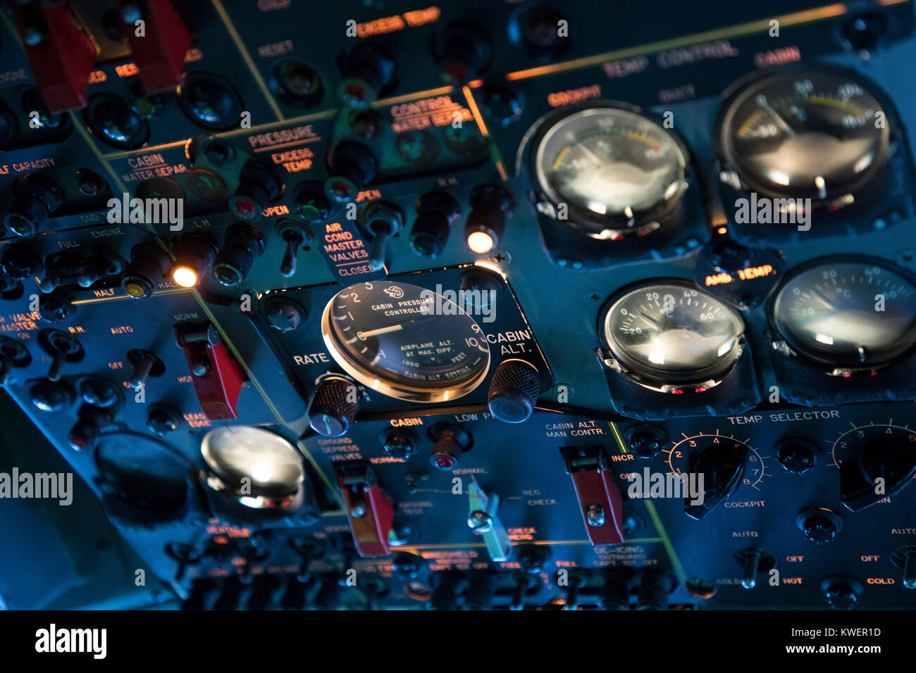 Vieux instruments de cockpit d'avion Banque de photographies et d ...
